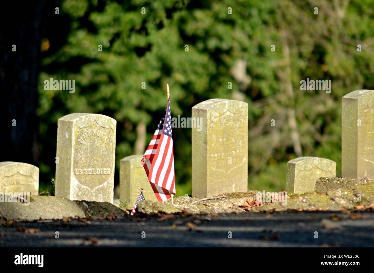 American flag cemetery tombstone hi-res stock photography and images ...
