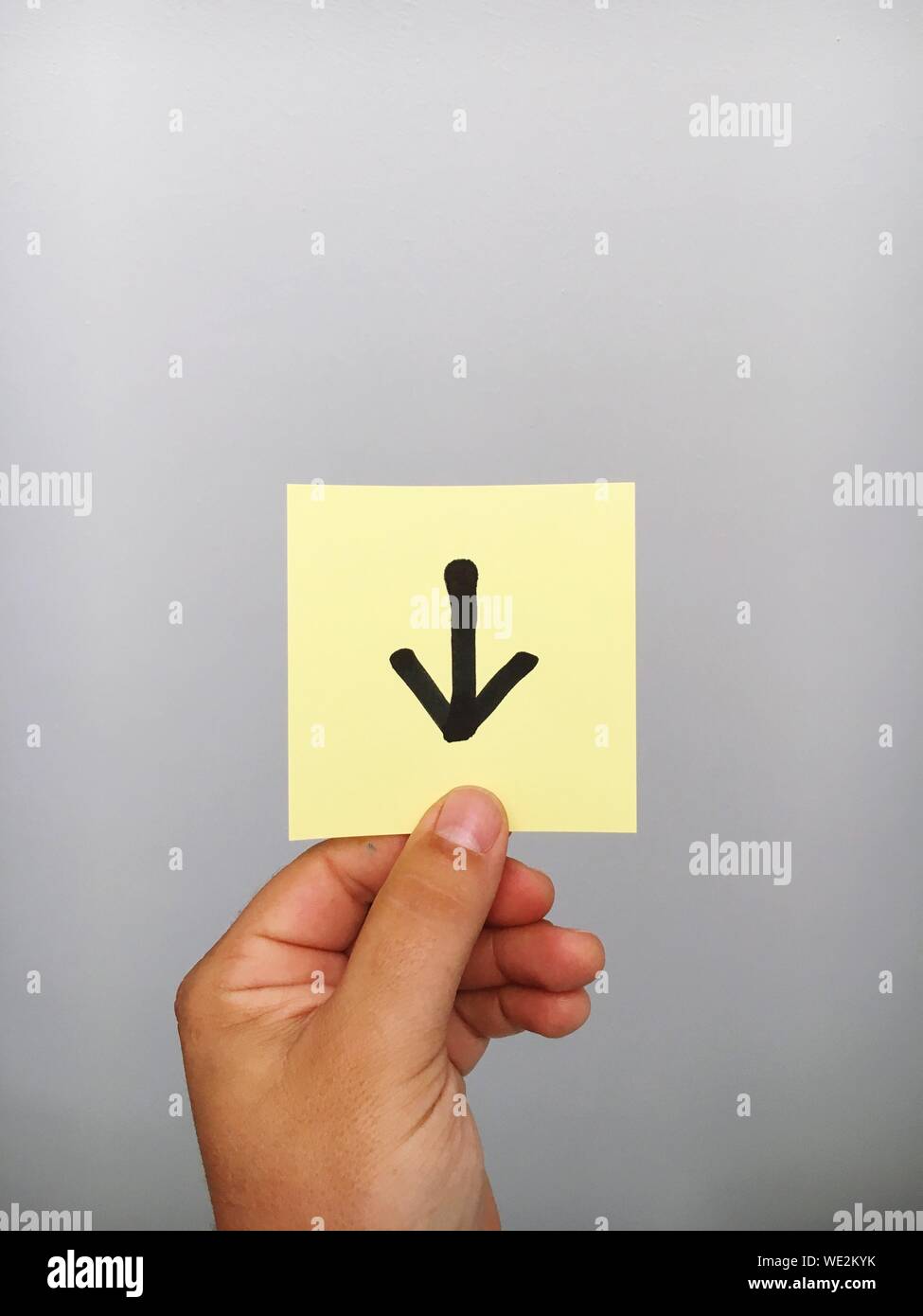 Hand holding arrow hi-res stock photography and images - Alamy