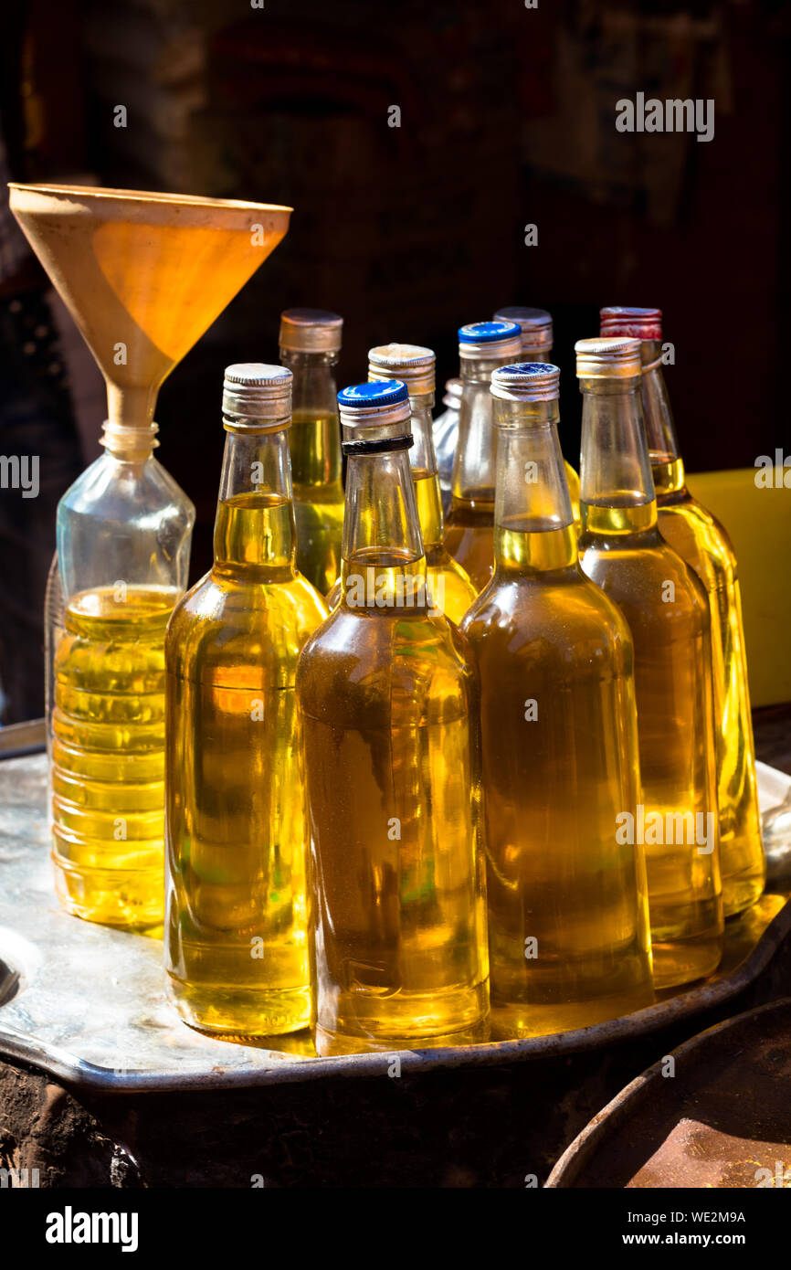 Palm oil bottle cooking hi-res stock photography and images - Alamy