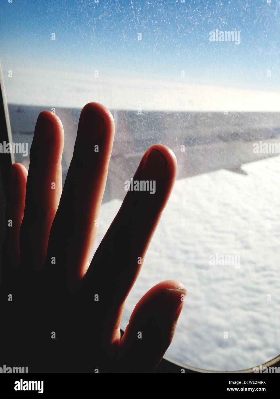 Human hand on airplane window hi-res stock photography and images - Alamy