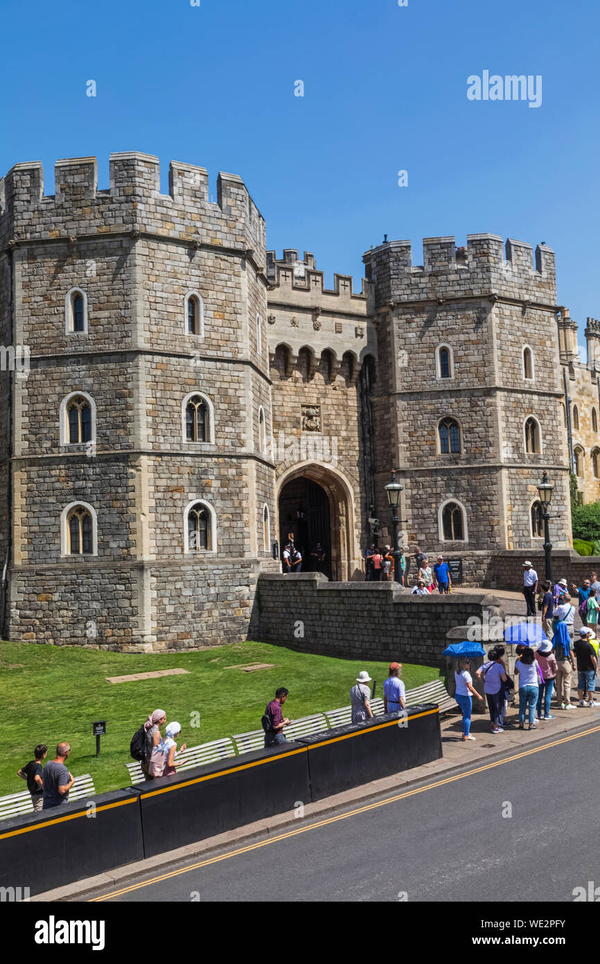 English castle windsor hi-res stock photography and images - Alamy
