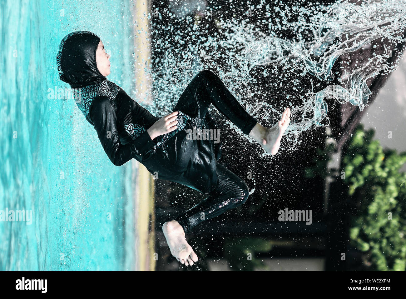 Girls diving hi-res stock photography and images - Alamy