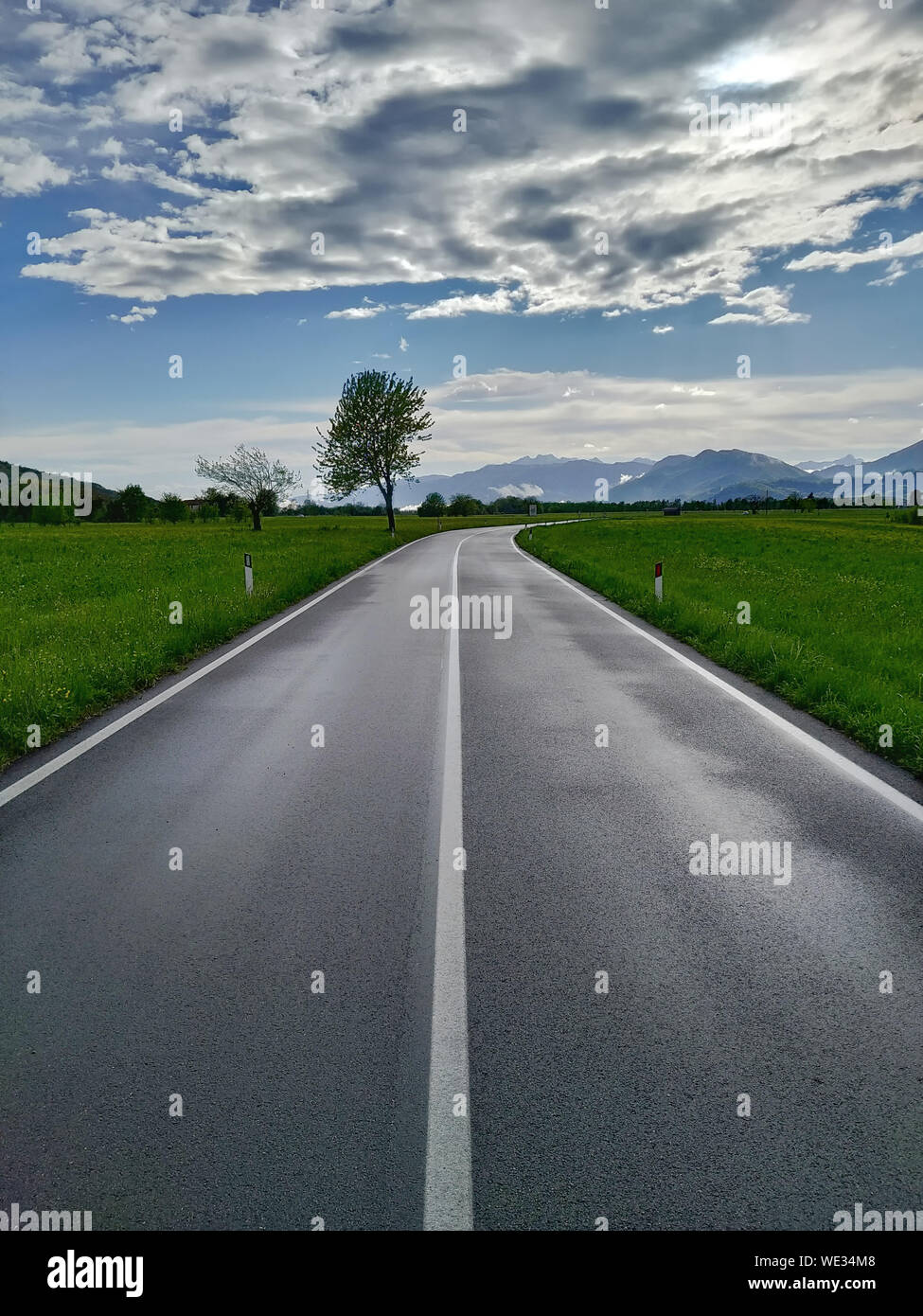 Straight empty road hi-res stock photography and images - Alamy