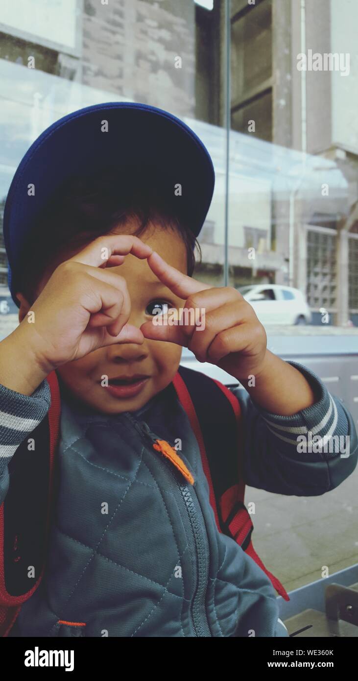 Indian hands making heart shape hi-res stock photography and images - Alamy