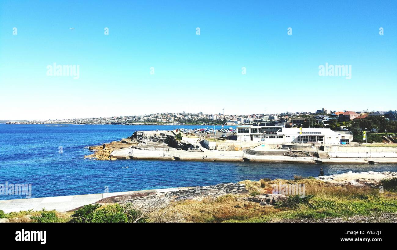 Building built on rock hi-res stock photography and images - Alamy