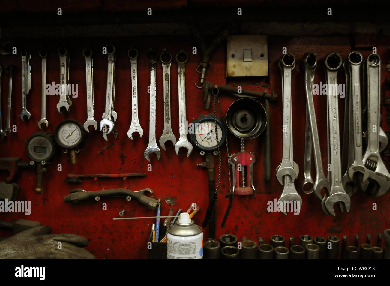 Hanging work hi-res stock photography and images - Alamy