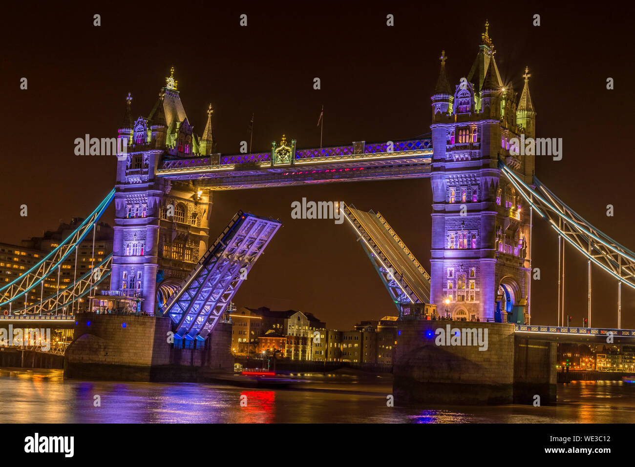 Illuminated thames bridge hi-res stock photography and images - Alamy