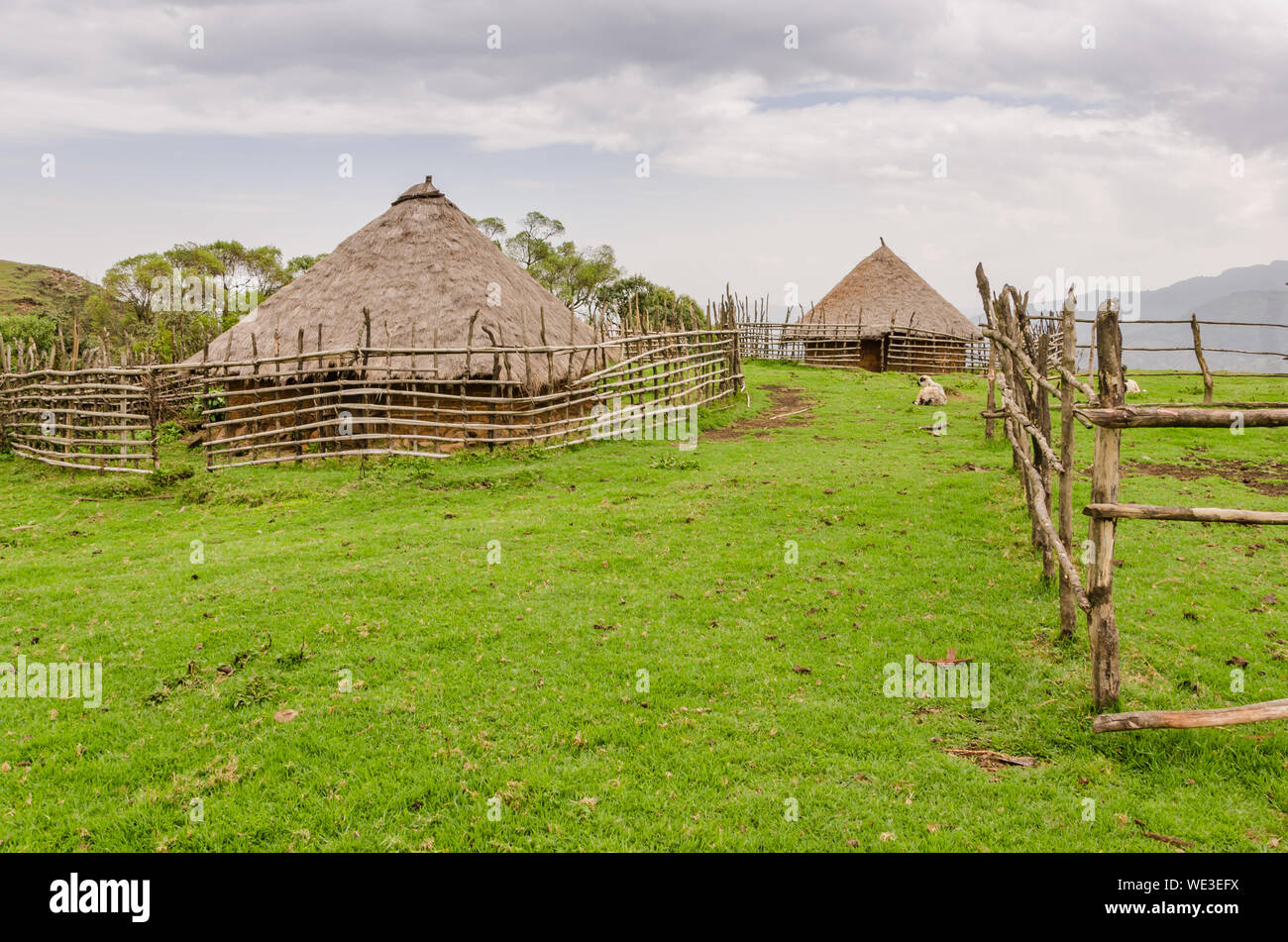 Mud huts cameroon hi-res stock photography and images - Alamy