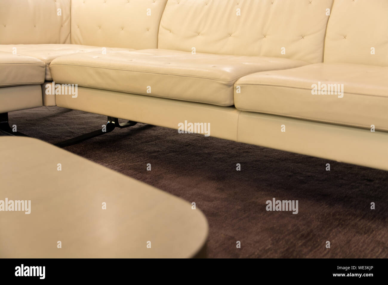 Carpet empty couch hi-res stock photography and images - Alamy