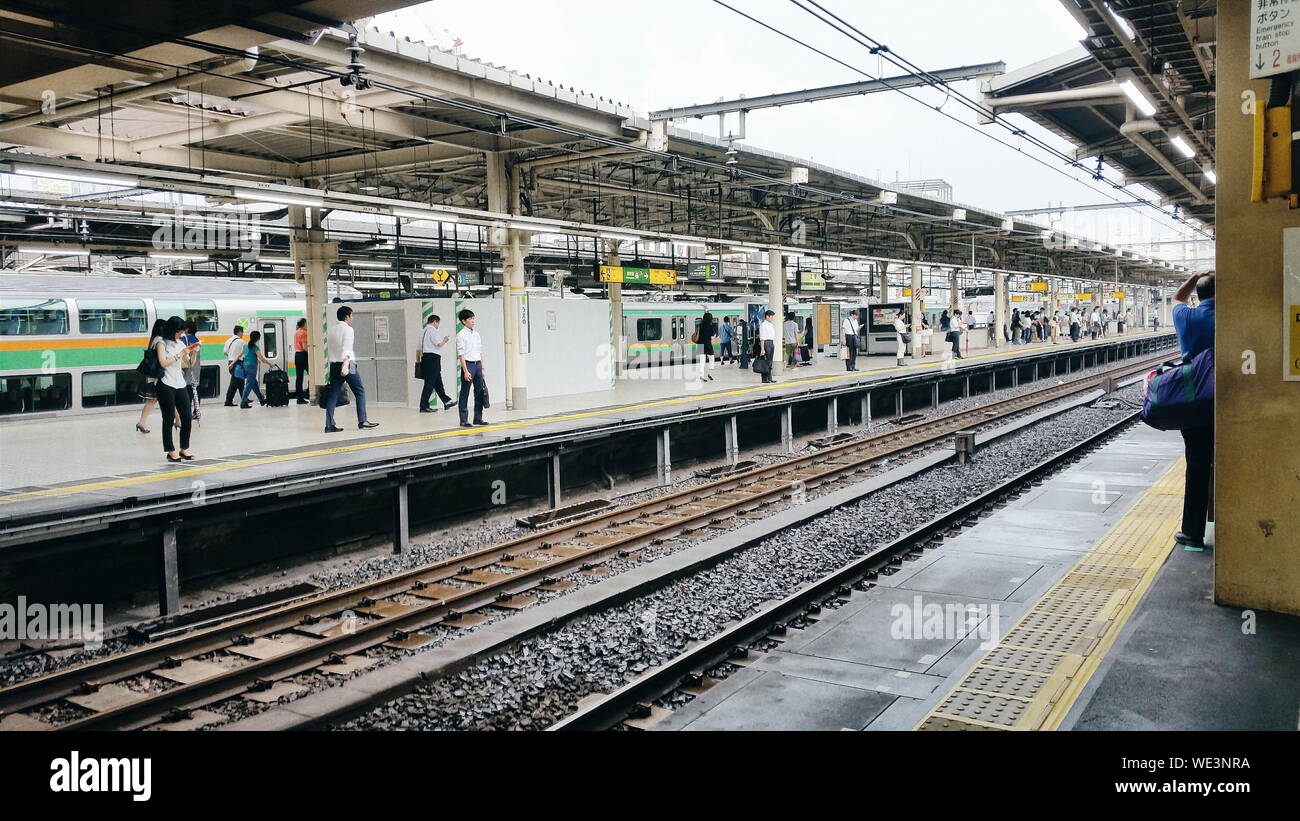 Japan crowd train platform hi-res stock photography and images - Alamy