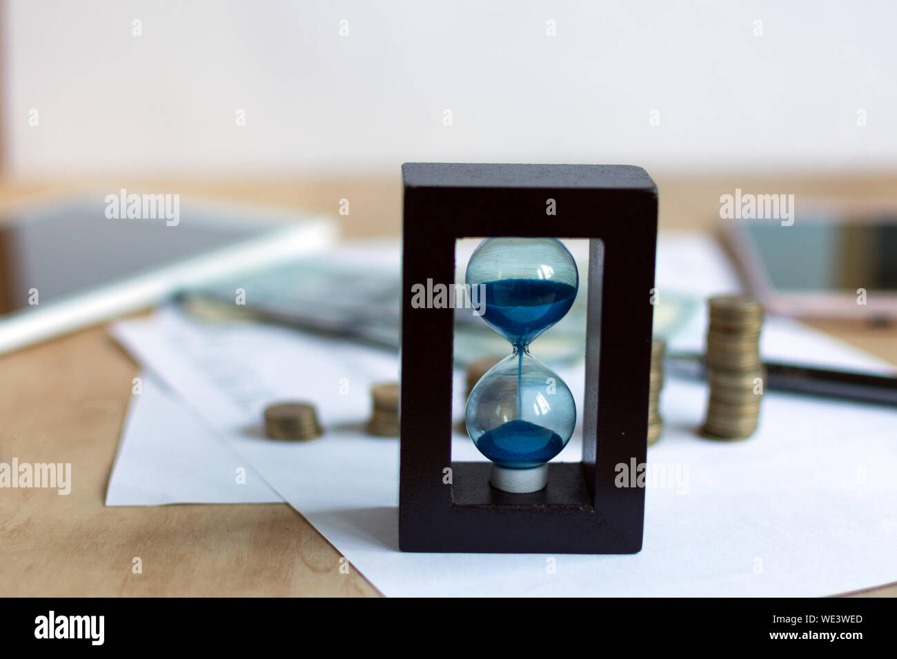 Hourglass and currency. Time is money concept Stock Photo - Alamy