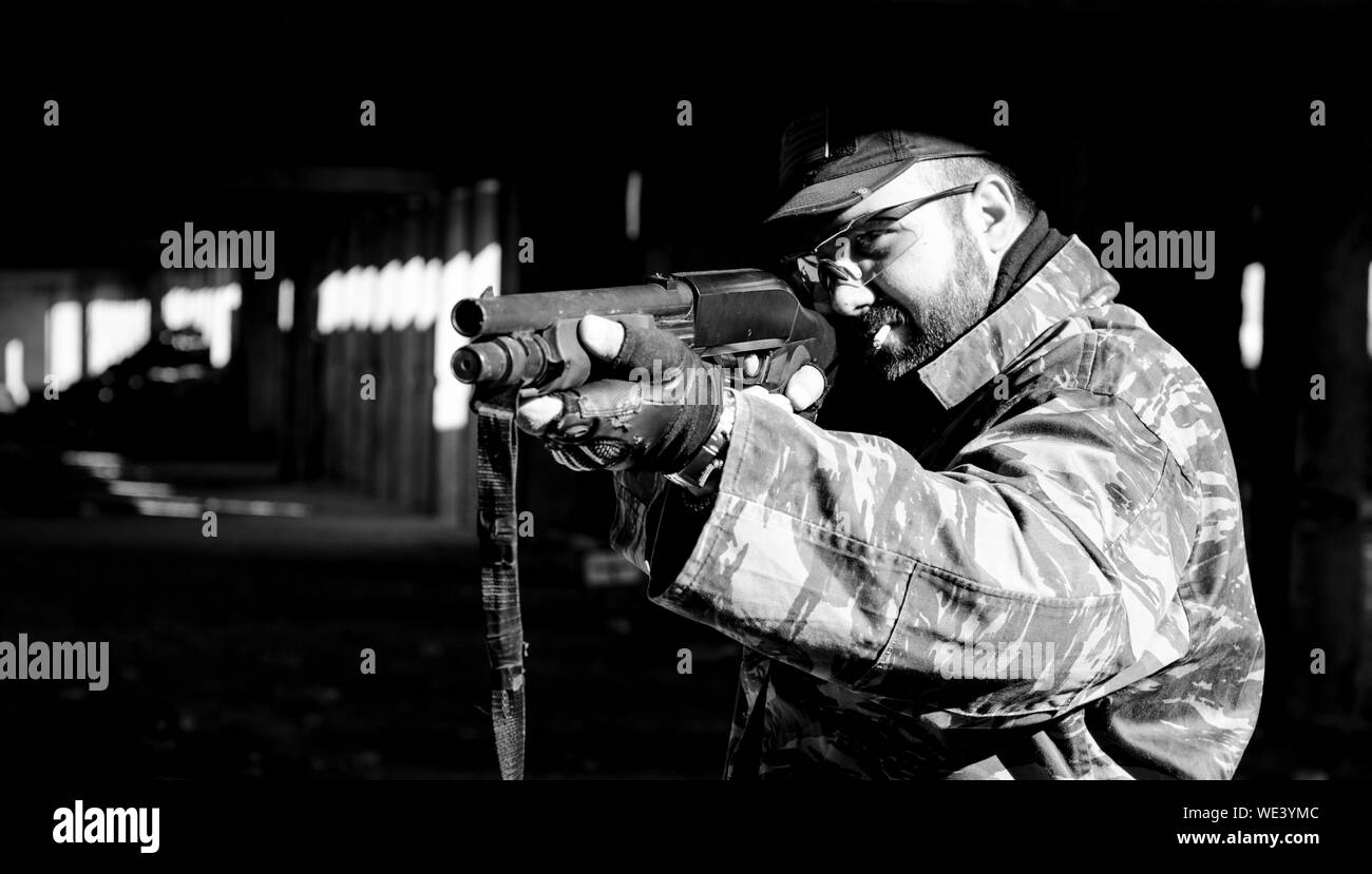 Man shooting a rifle hi-res stock photography and images - Alamy