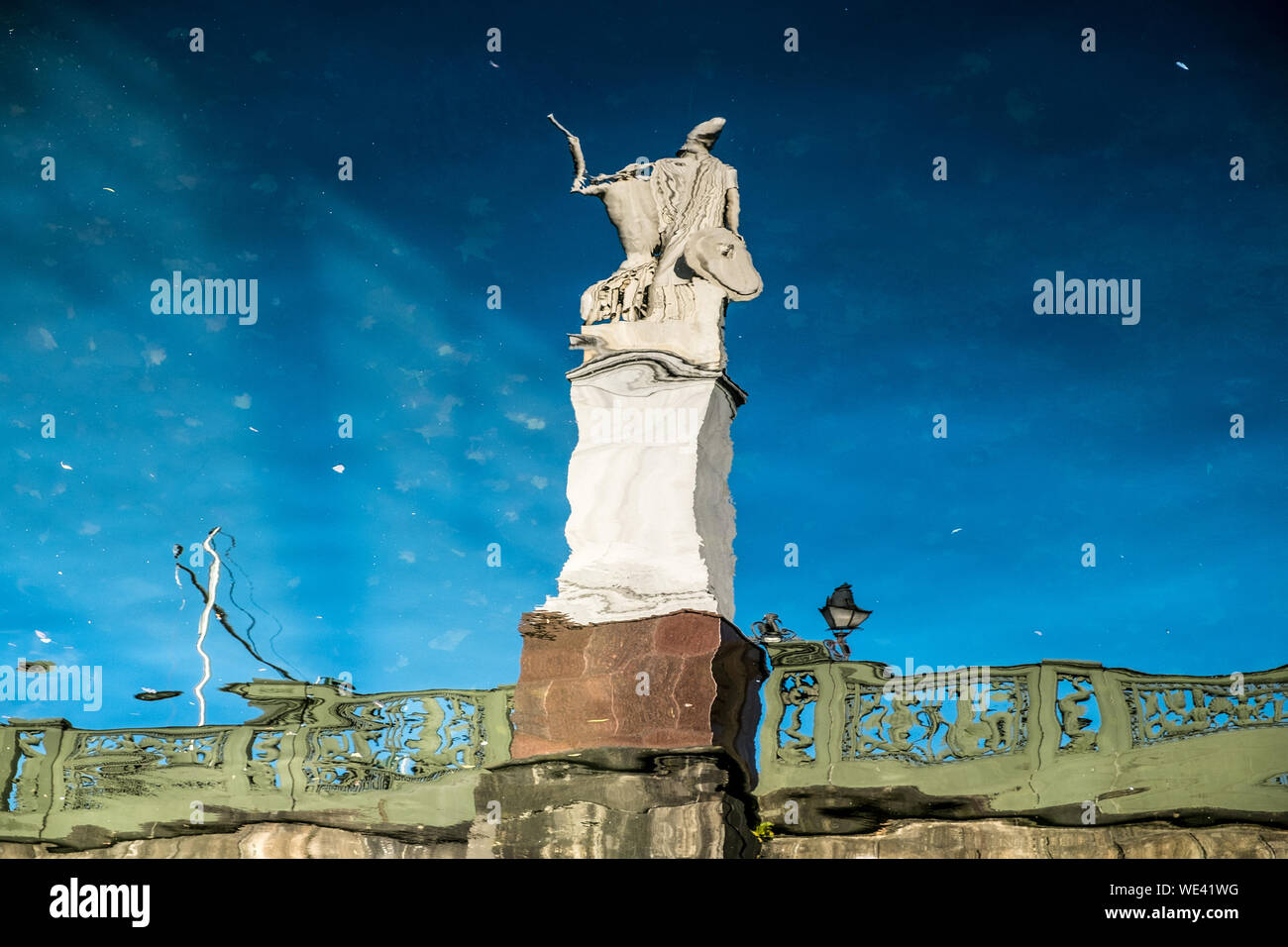 Statue in water hi-res stock photography and images - Alamy