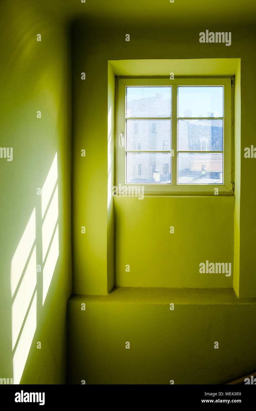 Sunlight through window on wall hi-res stock photography and images - Alamy