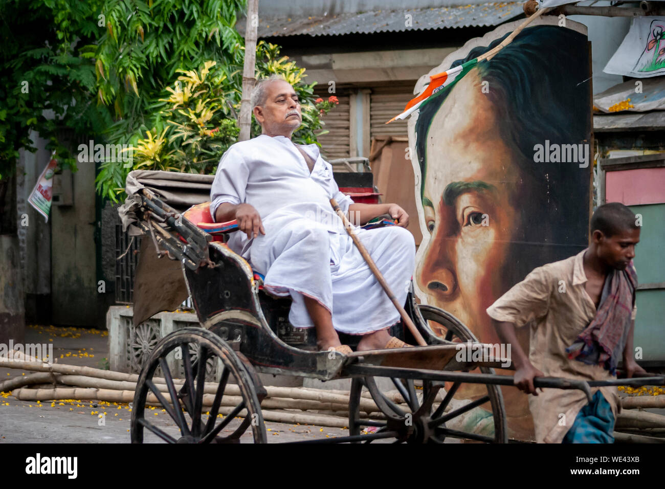 poor man pulling rich man in rickshaw in kolkata Stock Photo - Alamy