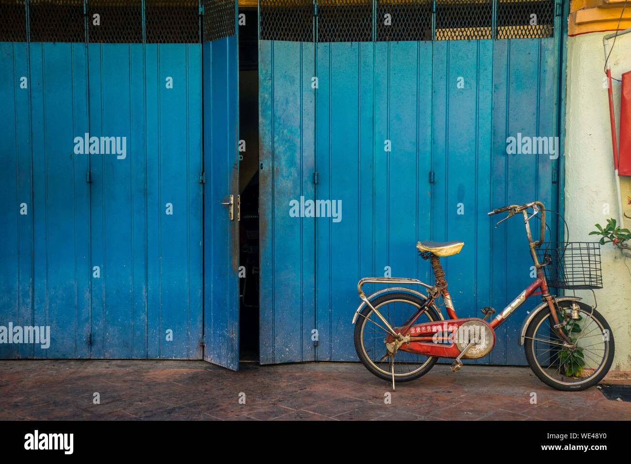 Outside exterior gate hi-res stock photography and images - Alamy