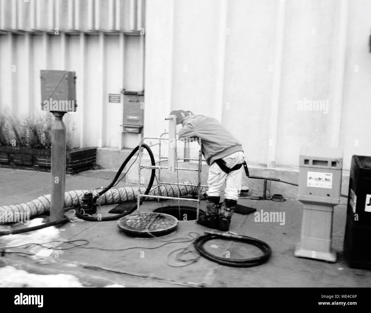 Cable manhole hi-res stock photography and images - Alamy