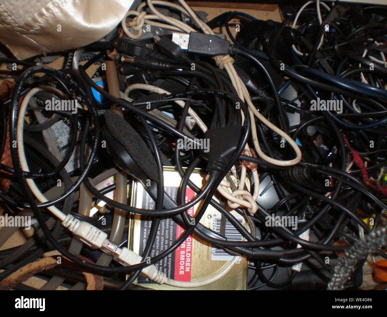 Tangled wired hi-res stock photography and images - Alamy
