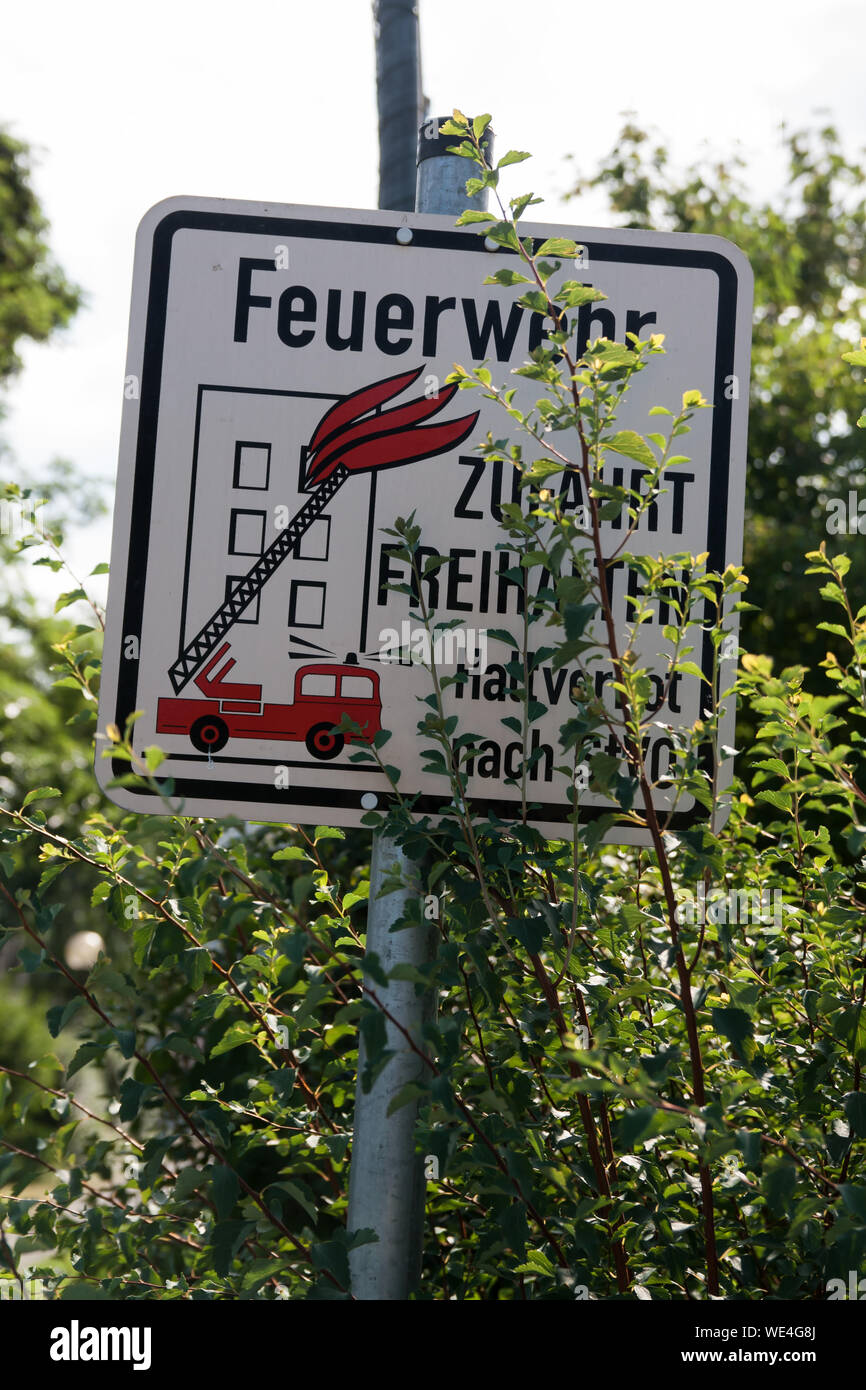 Hidden by bushes hi-res stock photography and images - Alamy