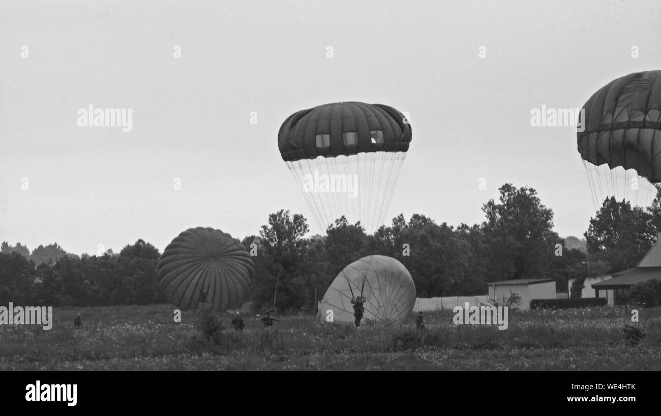 Soldier on parachute hi-res stock photography and images - Alamy