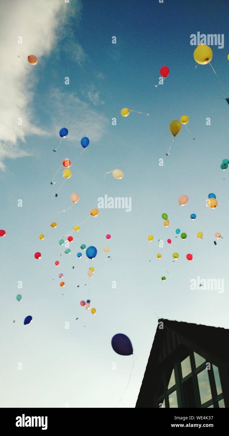 Releasing balloons hi-res stock photography and images - Alamy