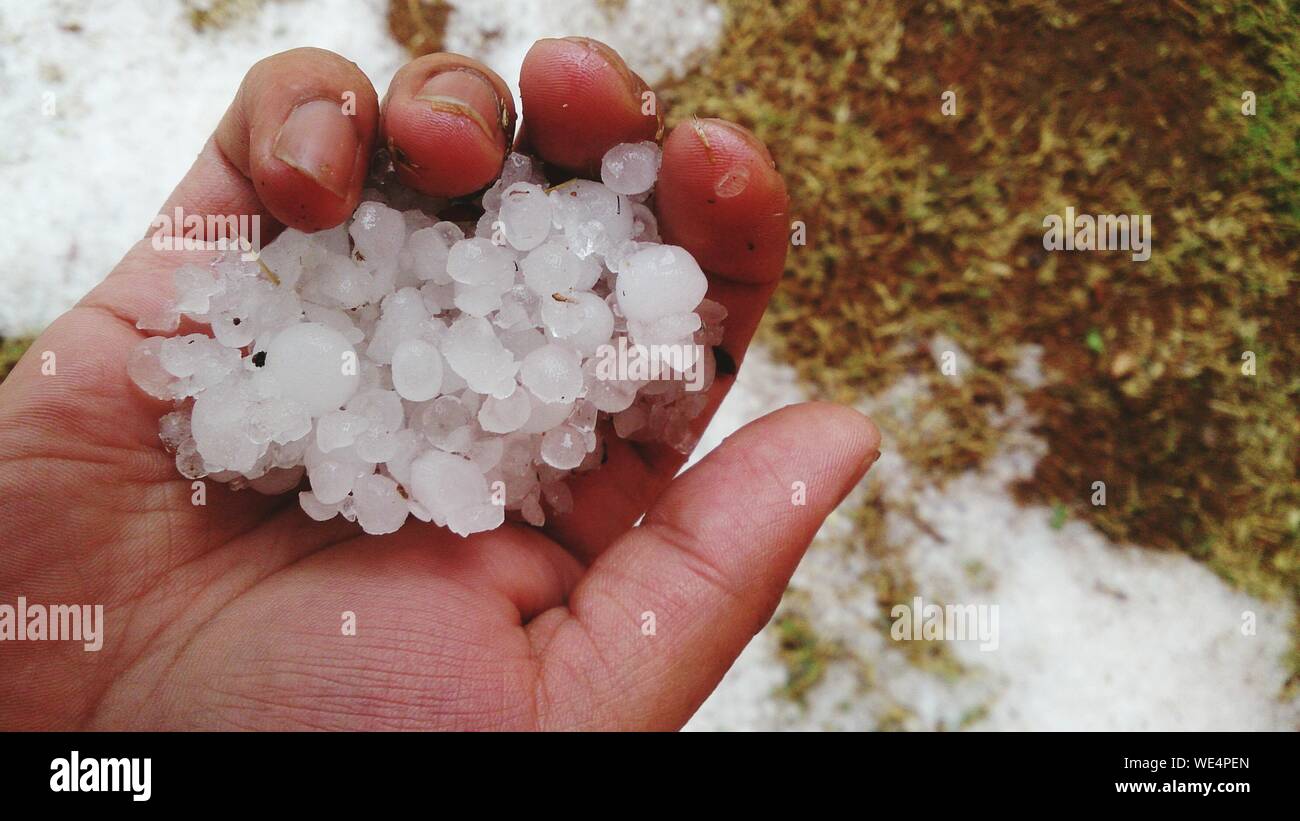 Hand holding ice cubes hi-res stock photography and images - Alamy