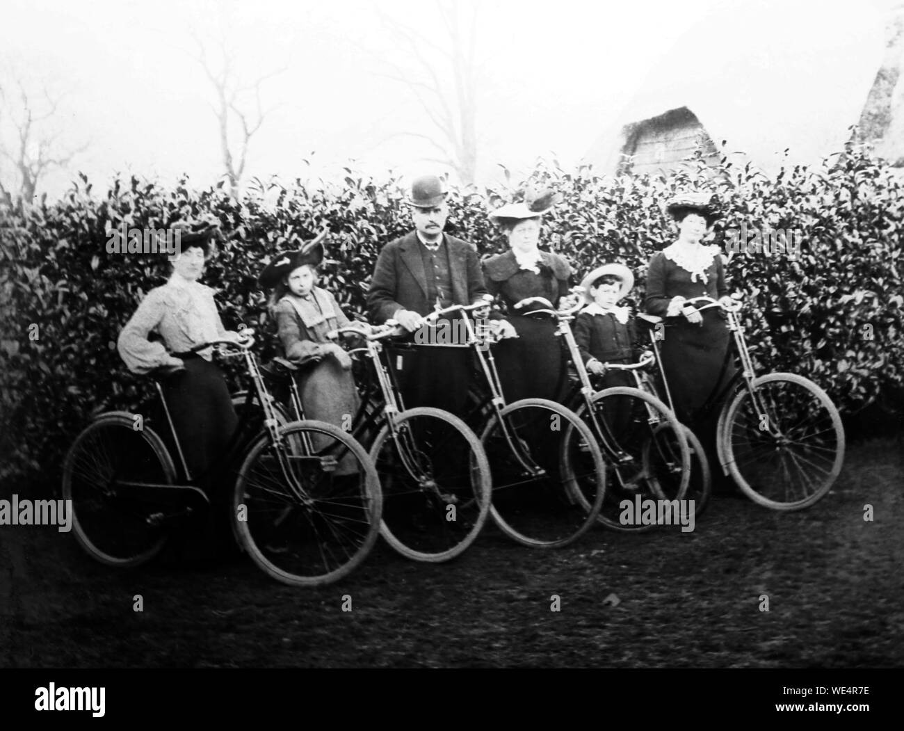 An Edwardian family with their bicycles, early 1900s Stock Photo - Alamy