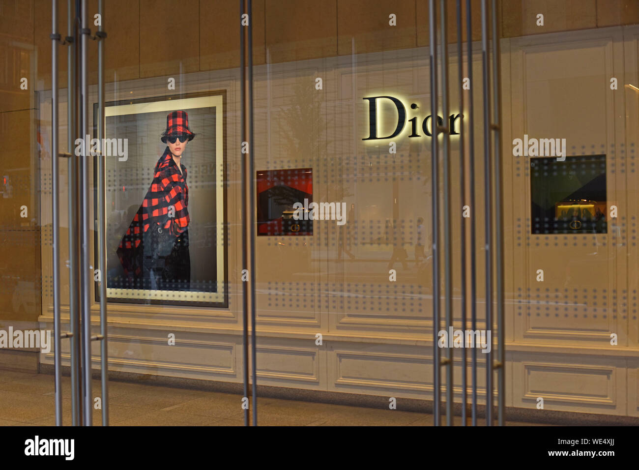 Dior storefront hi-res stock photography and images - Alamy