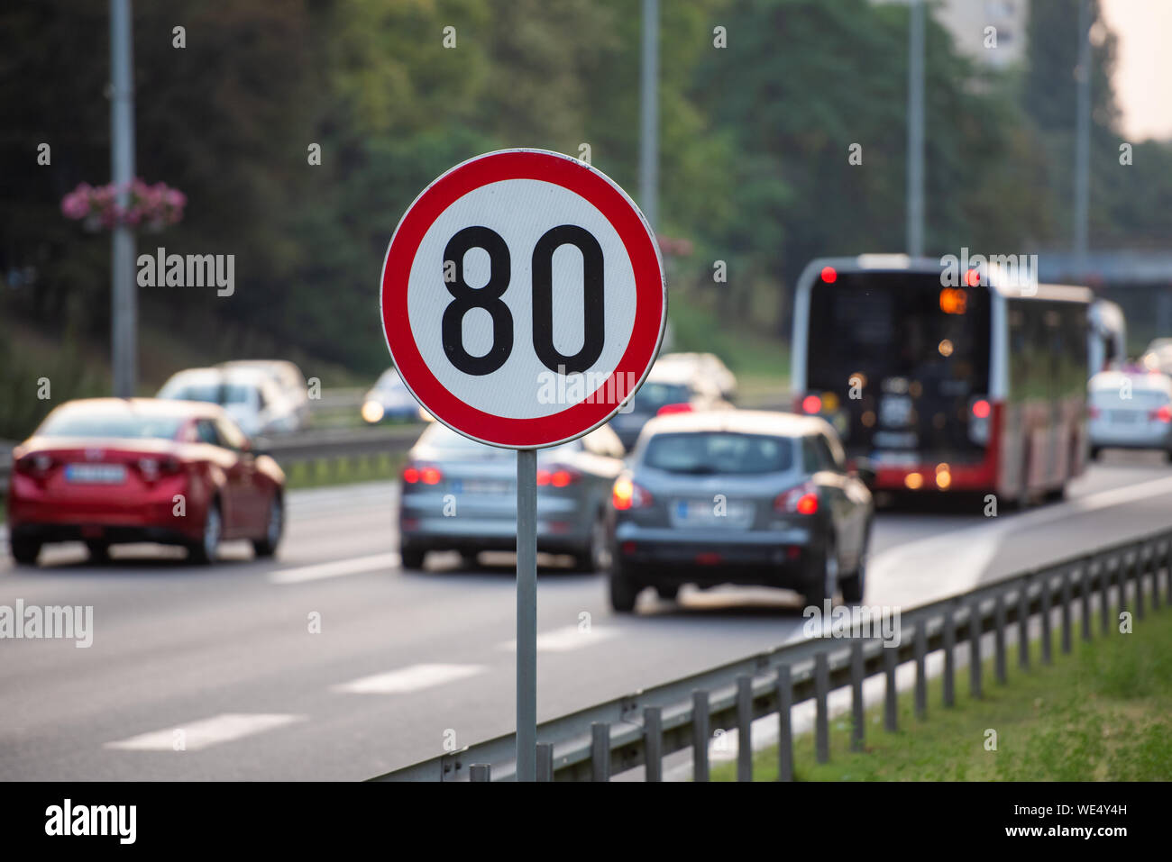 80km/h Speed limit sign a highway full of cars Stock Photo - Alamy
