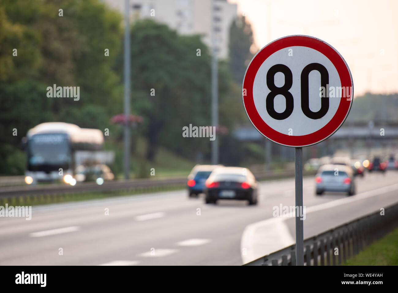 80km/h Speed limit sign a highway full of cars Stock Photo - Alamy