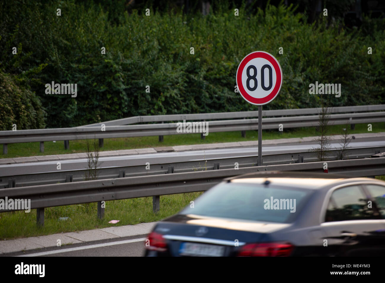 80km speed sign hi-res stock photography and images - Alamy
