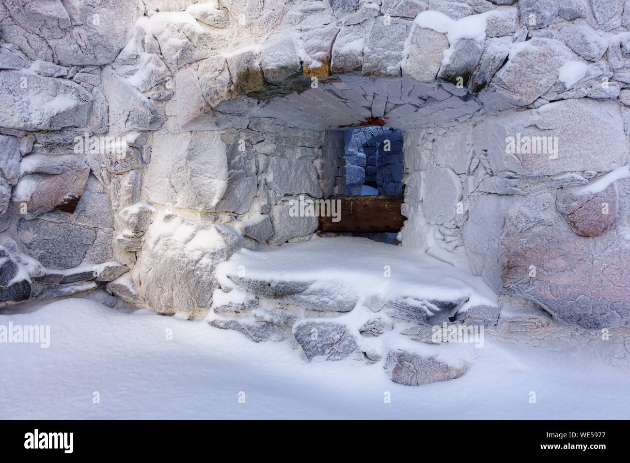 Cave entrance landmark hi-res stock photography and images - Alamy