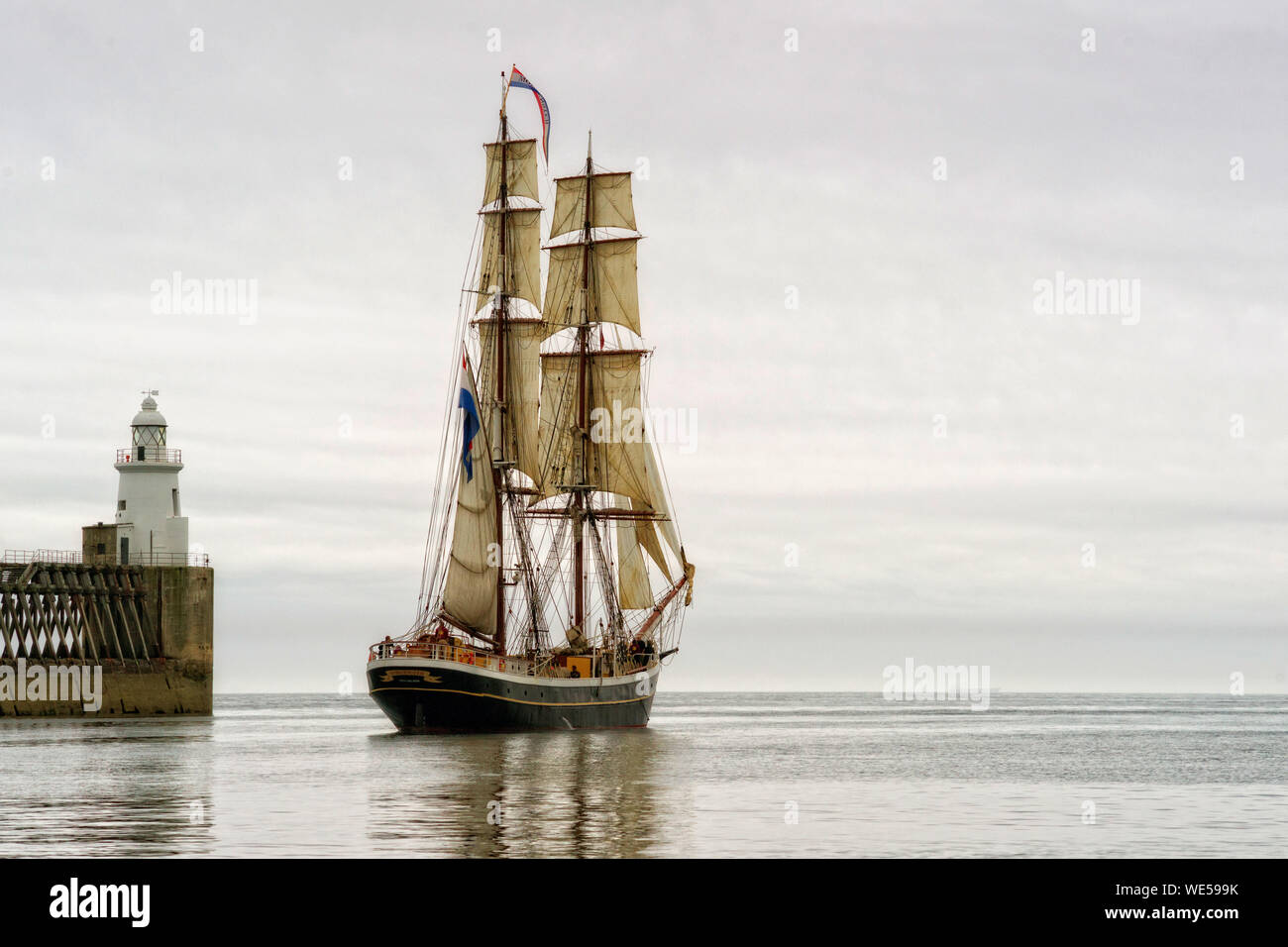 Tall boat masts hi-res stock photography and images - Alamy