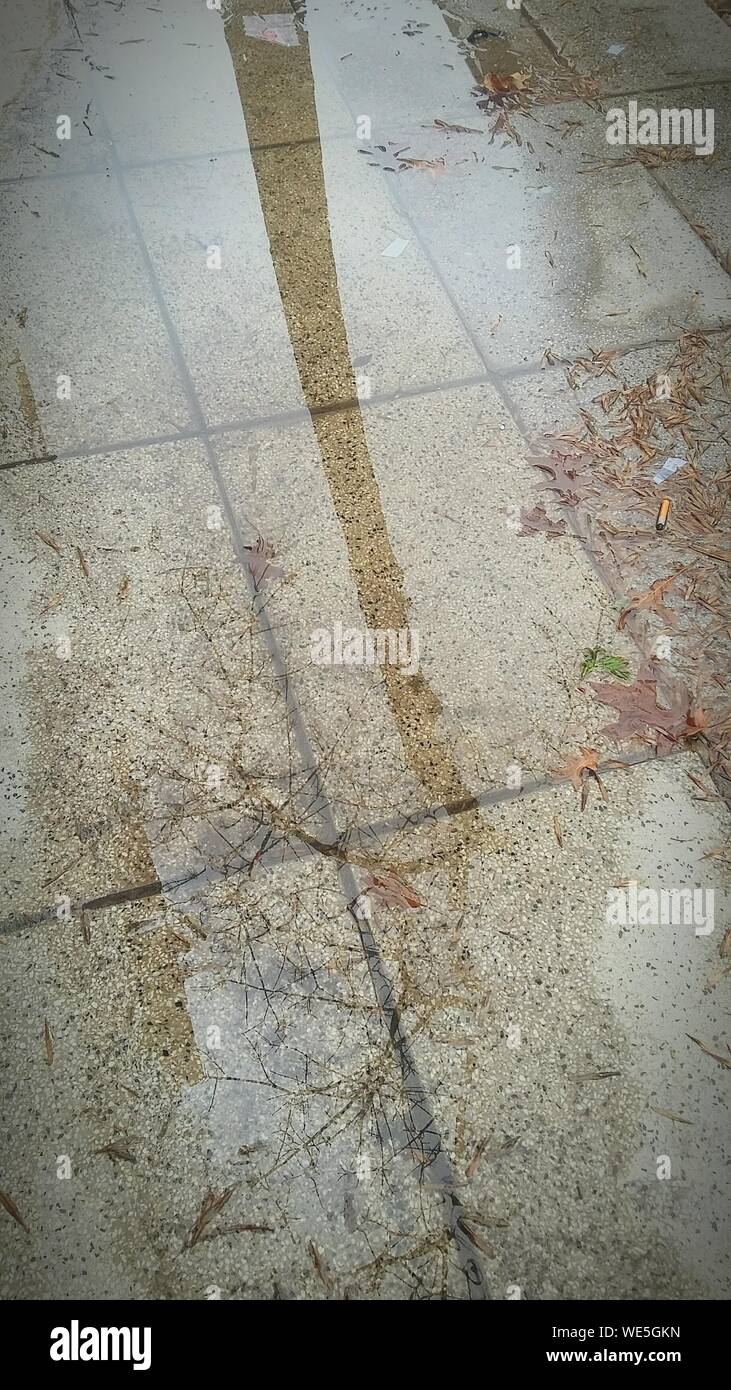 Puddle floor hi-res stock photography and images - Alamy