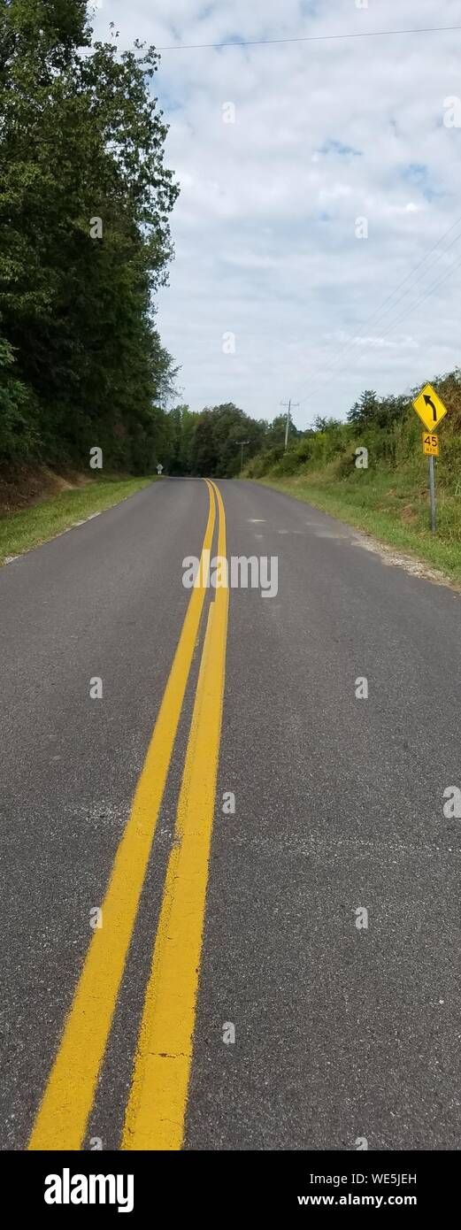 Yellow dividing line on asphalt hi-res stock photography and images - Alamy