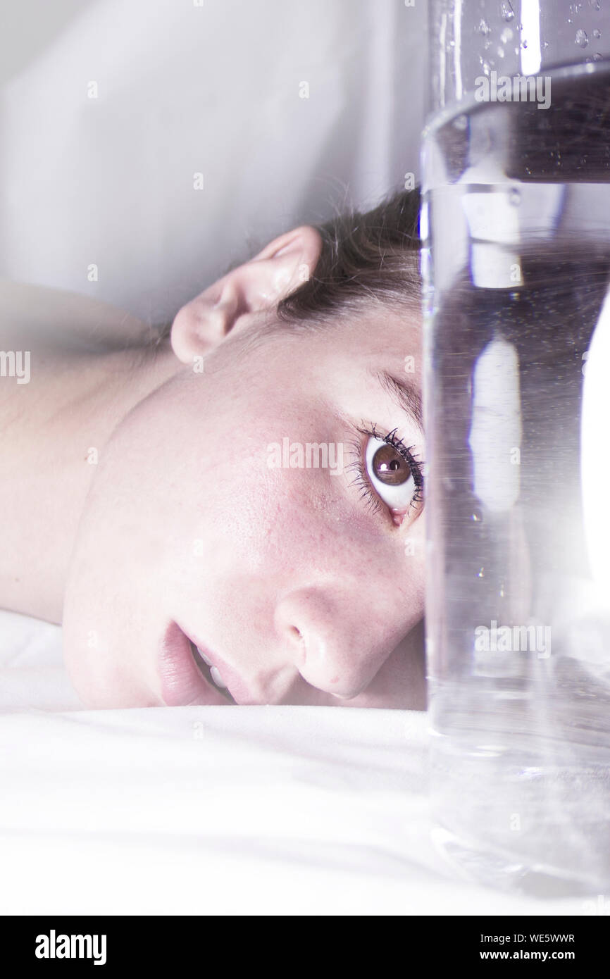 Person looking at water hi-res stock photography and images - Alamy