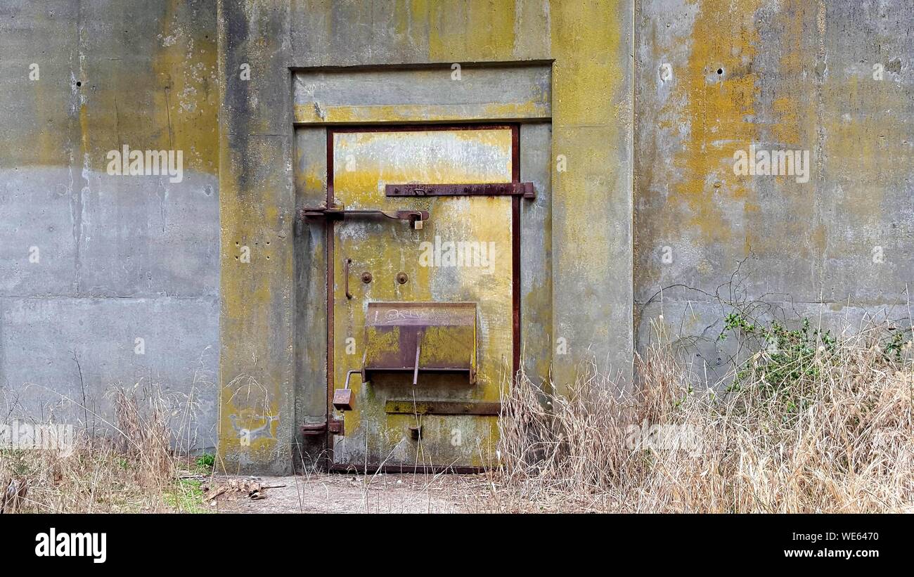 Bunker door hi-res stock photography and images - Alamy