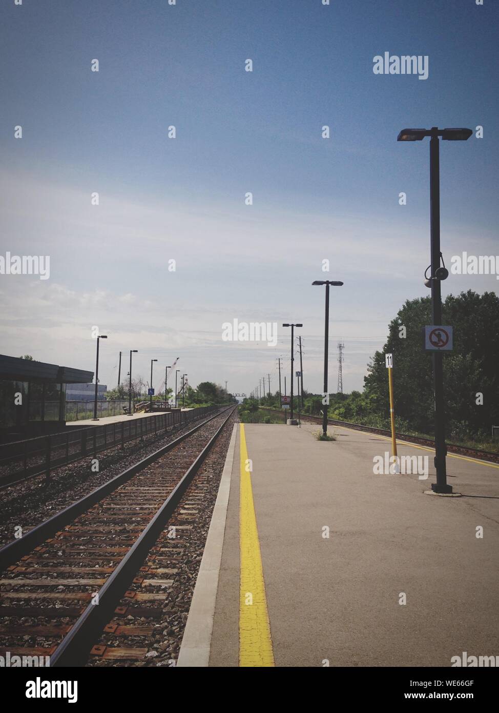 Platform tracks hi-res stock photography and images - Alamy