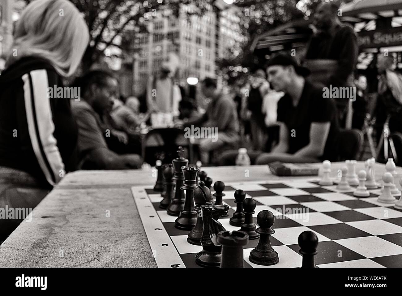 People at board table hi-res stock photography and images - Alamy