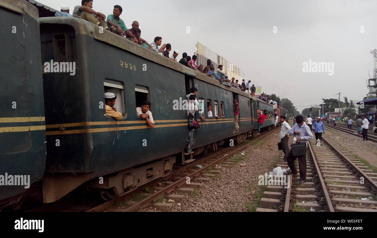 Passengers train roof hi-res stock photography and images - Alamy