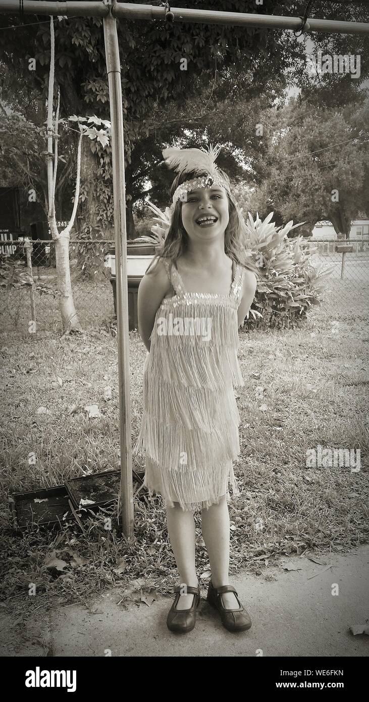 Girls laughing park hi-res stock photography and images - Alamy