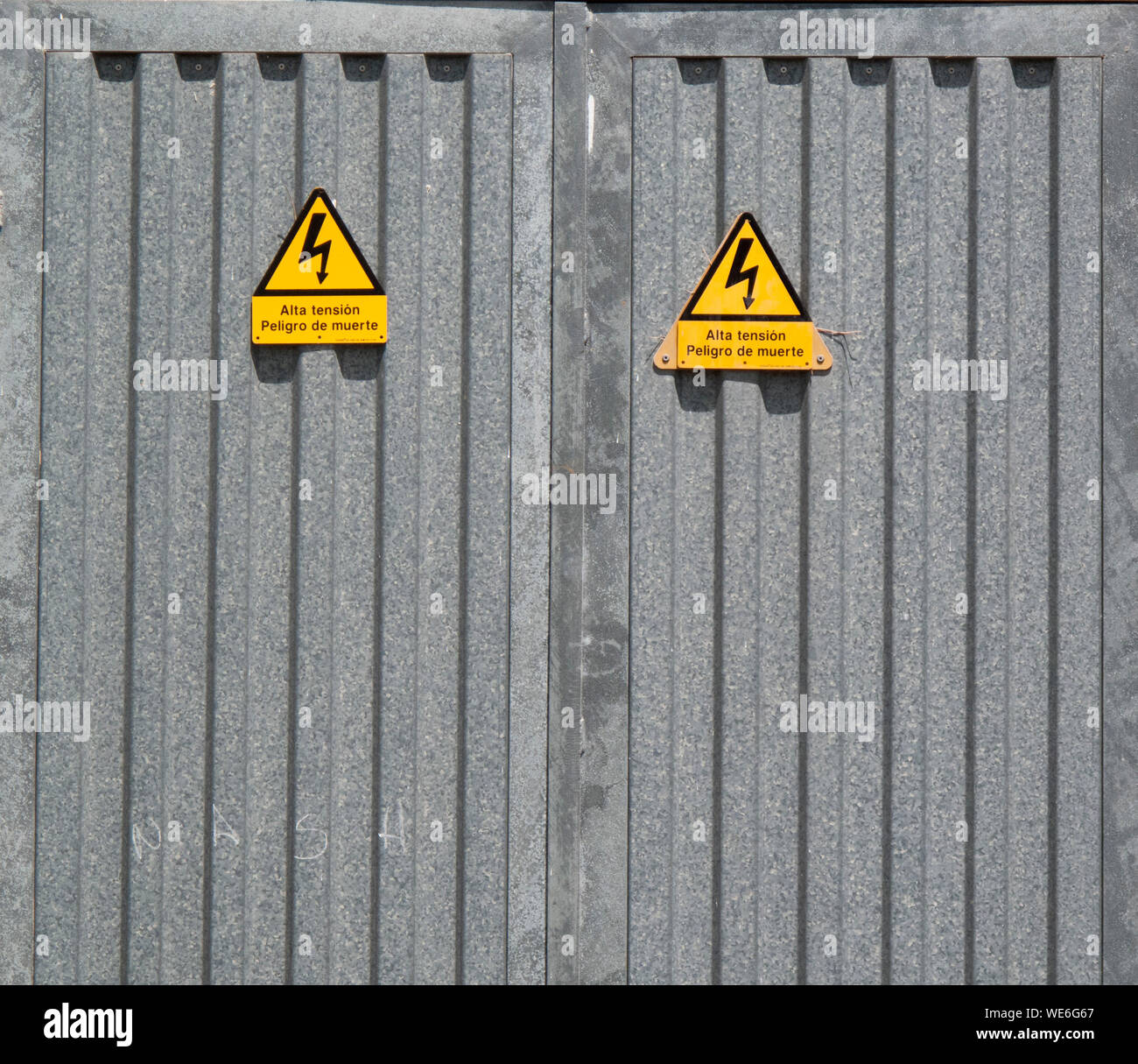 Metal warning signs hi-res stock photography and images - Alamy