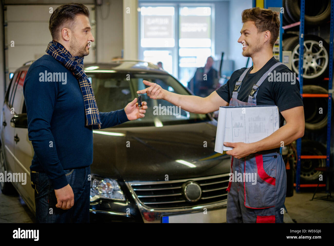 Man fitting new tyre hi-res stock photography and images - Alamy