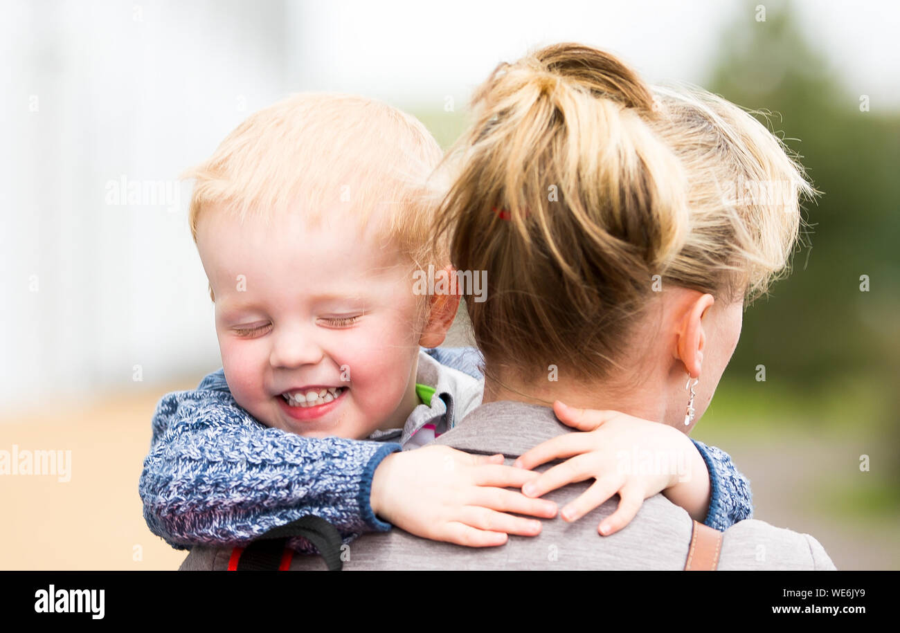 Child hugging hi-res stock photography and images - Alamy