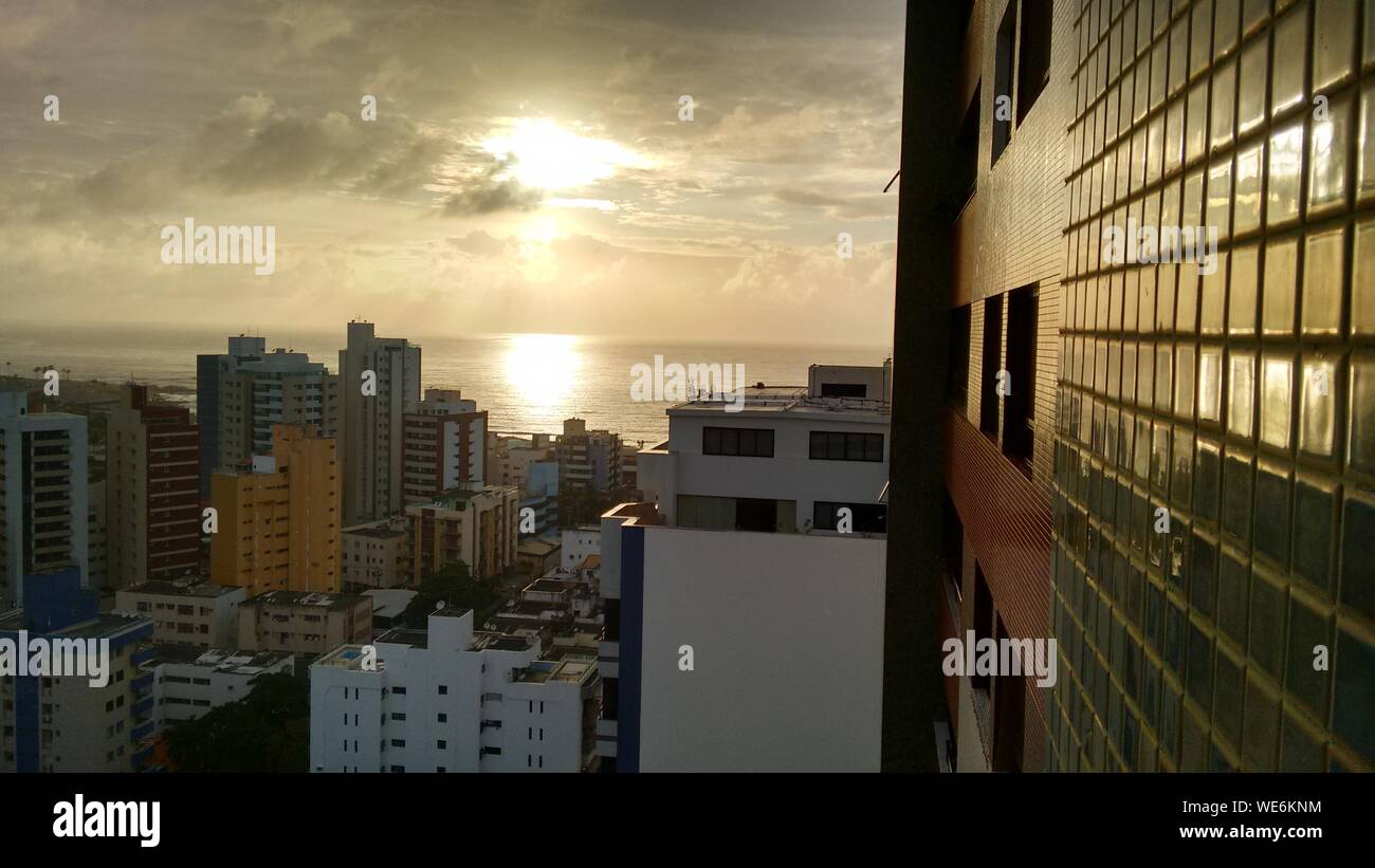 High rise skyline hi-res stock photography and images - Alamy