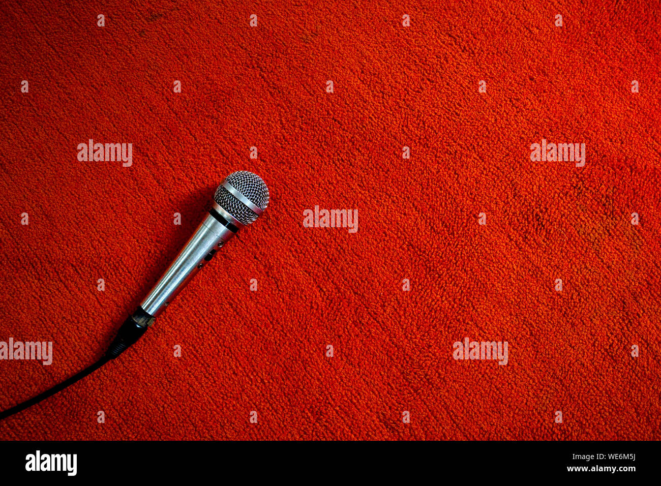 Red carpet microphone hi-res stock photography and images - Alamy