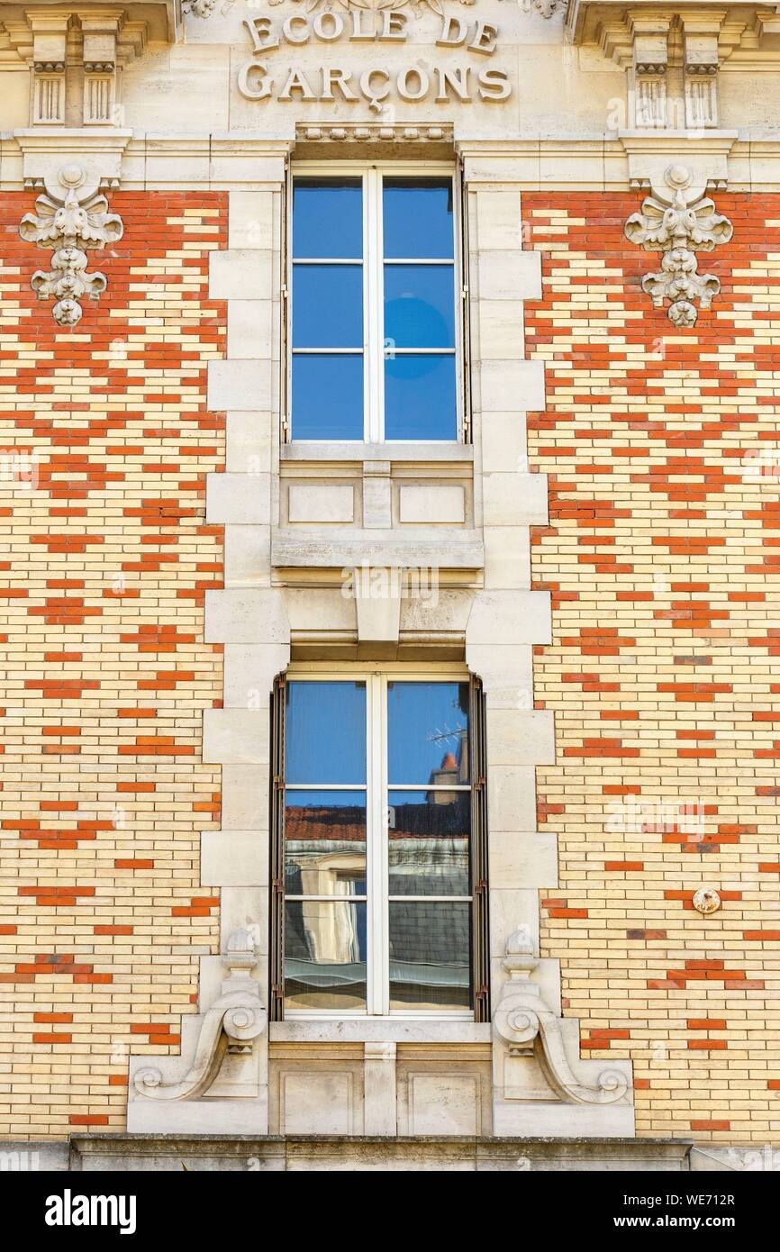 Old elementary school building hi-res stock photography and images - Alamy