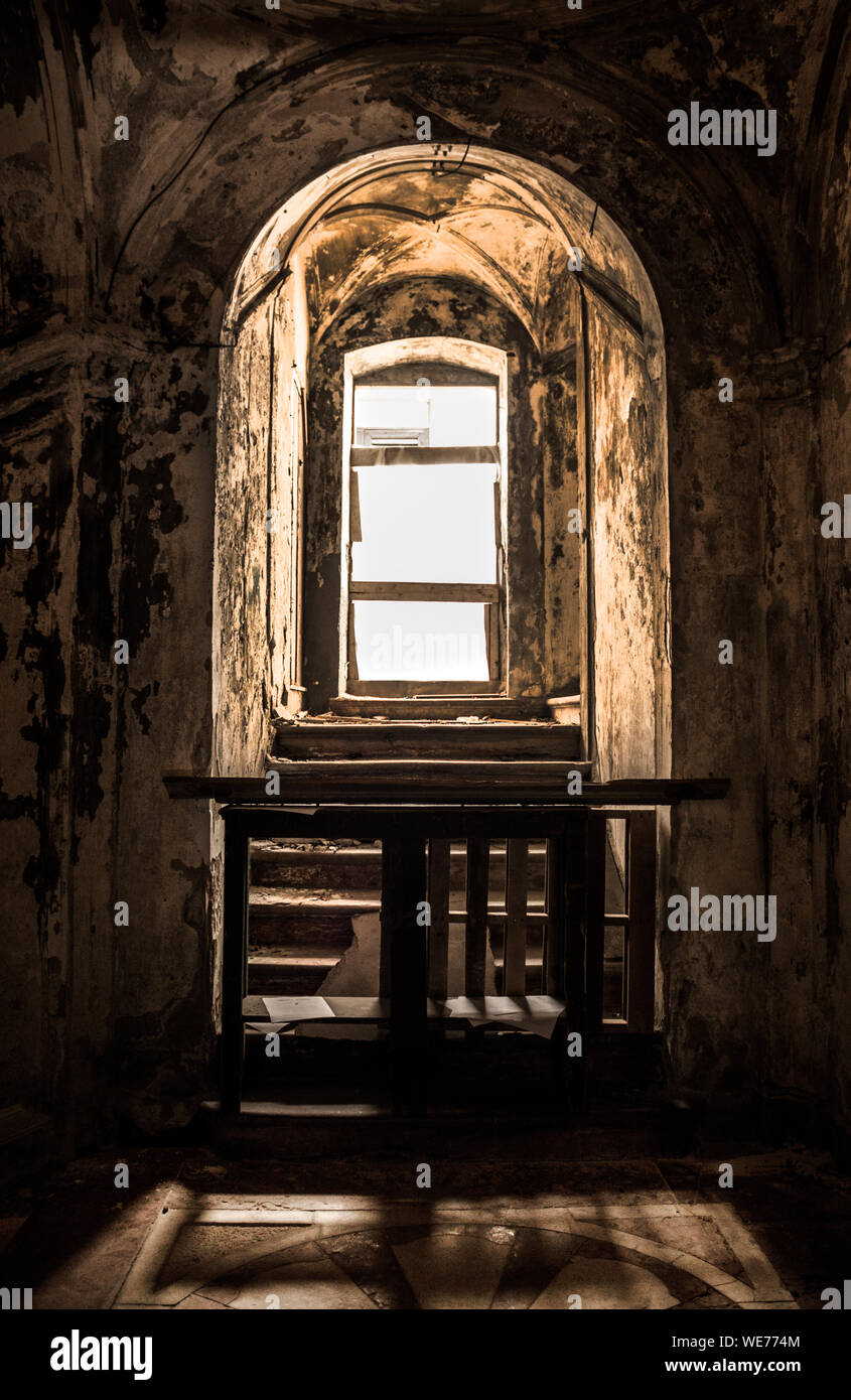 Historic arch window hi-res stock photography and images - Alamy