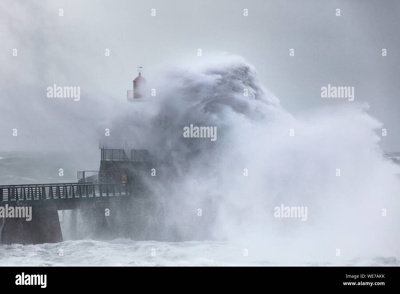 Lighthouse storm hi-res stock photography and images - Alamy