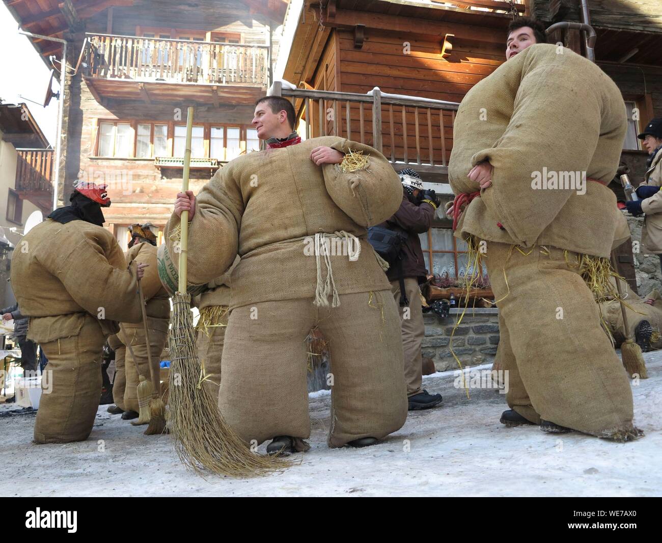 Straw stuffed hi-res stock photography and images - Alamy